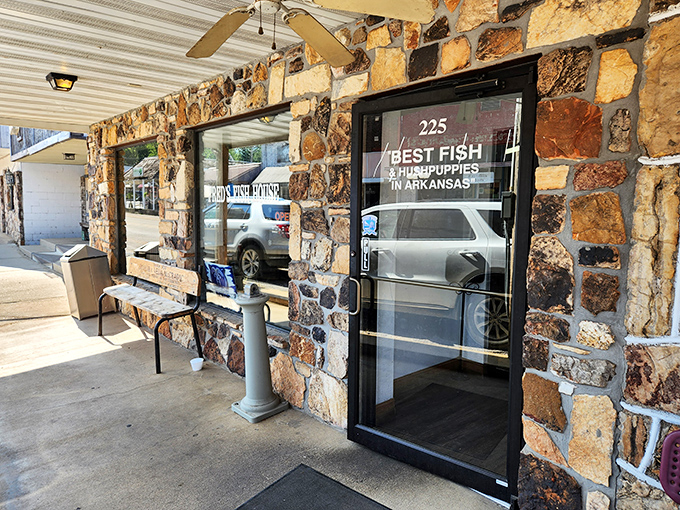 Blink and you'll miss it, but your taste buds will never forgive you! Fred's is the hidden treasure of Mammoth Spring's seafood scene.