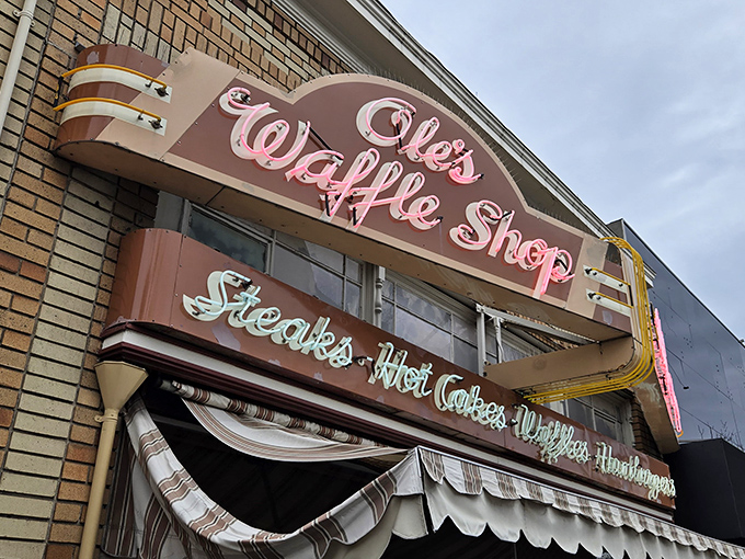 That neon sign isn't just illuminating Park Street—it's broadcasting a siren call to breakfast lovers across Alameda. Classic Americana at its finest.