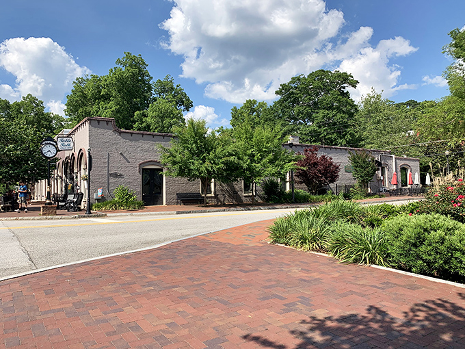 The unassuming white brick facade of Matt's Smalltown Pizza proves once again that the best culinary treasures often hide in plain sight.
