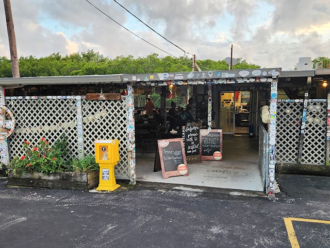 The unassuming exterior of Alabama Jacks might make you question your GPS, but trust me—culinary treasures often hide behind humble facades.