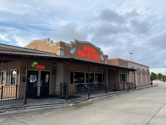 The modest exterior belies culinary treasures within – like finding a jazz virtuoso playing in a corner bar instead of Carnegie Hall.