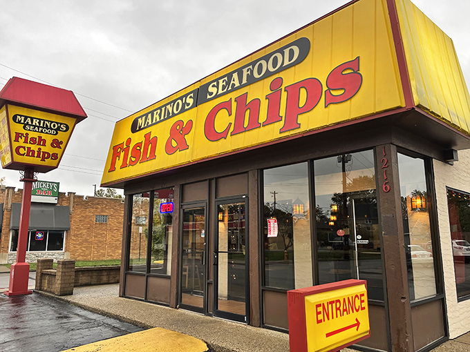 That sunshine-yellow exterior isn't just a building—it's a beacon of deep-fried hope for seafood lovers stranded in landlocked Ohio.