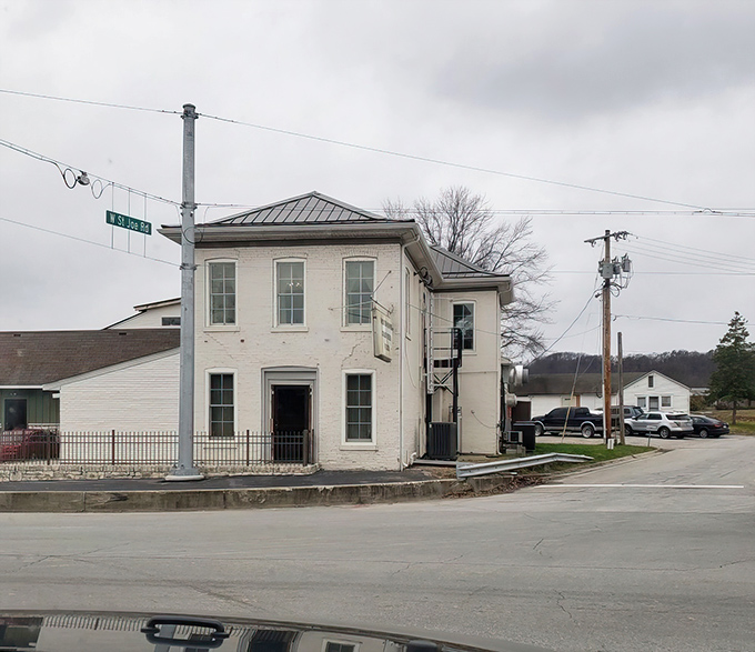 The unassuming white building doesn't scream "culinary destination," but locals know better. Some treasures don't need neon signs.