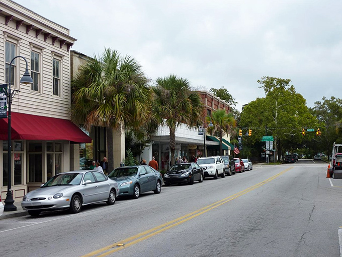 Downtown Beaufort greets visitors with palm trees and promise – where traffic lights seem to pause longer just so you can admire the view.
