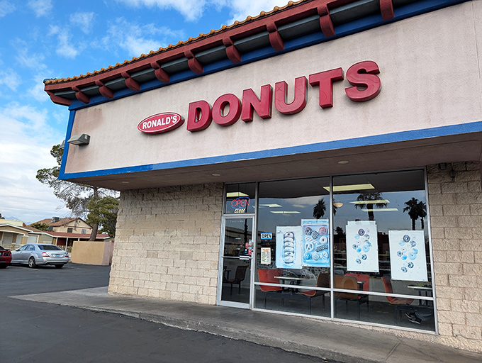 The unassuming facade of donut paradise – where Vegas locals have been getting their morning fix since 1973, no neon required.