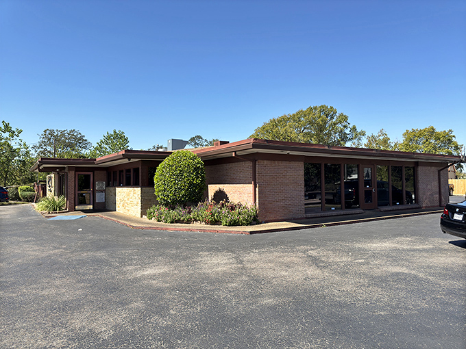 The unassuming exterior of Barbecue Inn hides culinary treasures within—like finding a Picasso at a yard sale.
