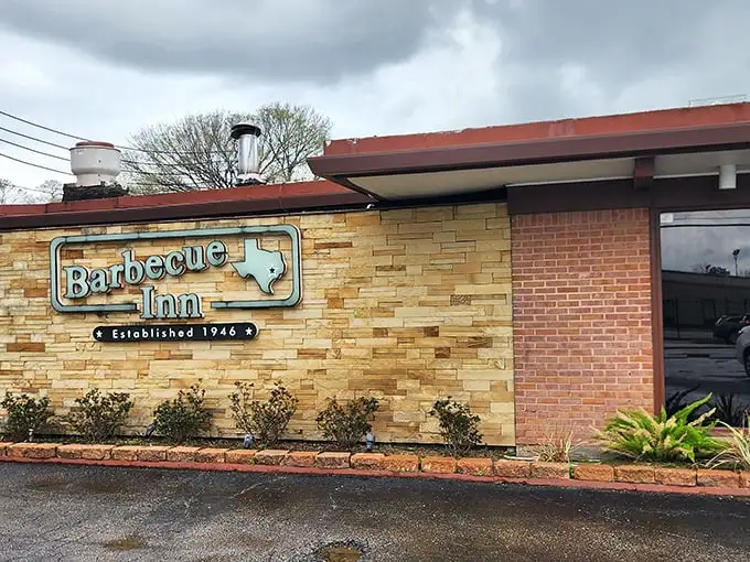 The unassuming exterior of Barbecue Inn hides culinary treasures within—like finding a Picasso at a yard sale.