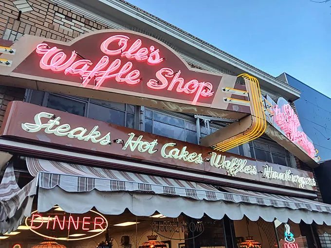 That neon sign isn't just illuminating Park Street—it's broadcasting a siren call to breakfast lovers across Alameda. Classic Americana at its finest.