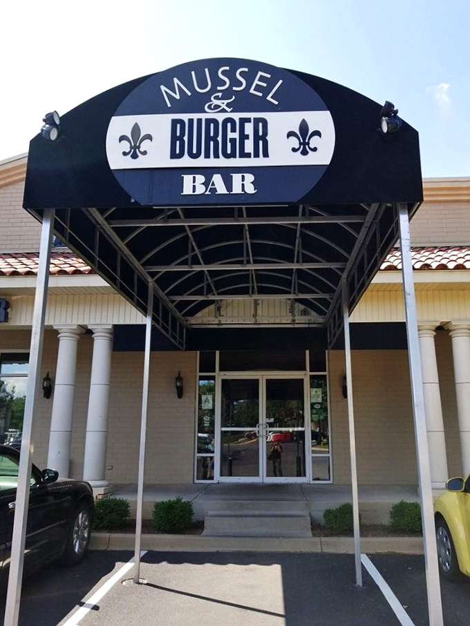 The unassuming exterior of Mussel & Burger Bar beckons like a siren song to burger lovers across Kentucky. Those columns aren't just holding up the roof—they're supporting culinary dreams.
