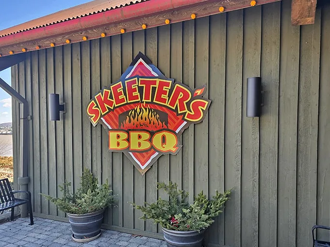 The unassuming exterior of Skeeter's BBQ hides culinary treasures within, like a smoky speakeasy that trades in brisket instead of bourbon.