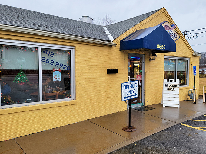The little yellow house that could! This unassuming breakfast spot in Moon Township promises big flavors behind its modest façade.