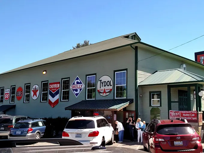 The vintage gas station signs adorning this unassuming schoolhouse basement are like breadcrumbs leading hungry travelers to breakfast nirvana.
