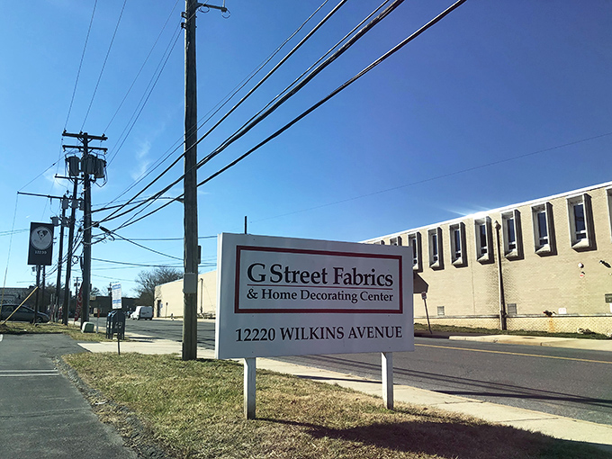 The unassuming exterior hides a crafter's paradise within, like finding Willy Wonka's factory but for fabric enthusiasts. Those colorful quilt murals are just the appetizer.