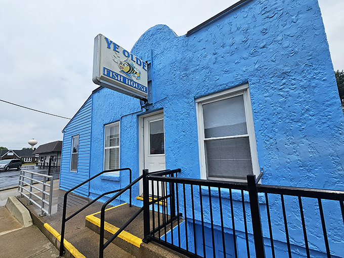 That iconic blue exterior isn't just eye-catching—it's practically a lighthouse guiding hungry travelers to seafood paradise in landlocked Indiana.
