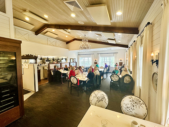 Where locals gather and visitors feel instantly at home – the dining room buzzes with conversation and the clinking of glasses celebrating good food. 