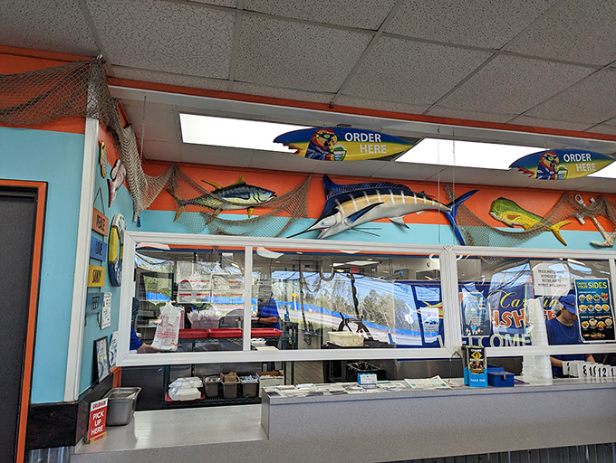 The ordering counter—where dreams are placed and shortly thereafter fulfilled in the form of perfectly fried seafood treasures.