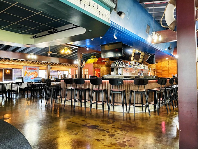 A bar that beckons with the promise of cold drinks and warm conversation—the perfect complement to seafood that demands celebration.
