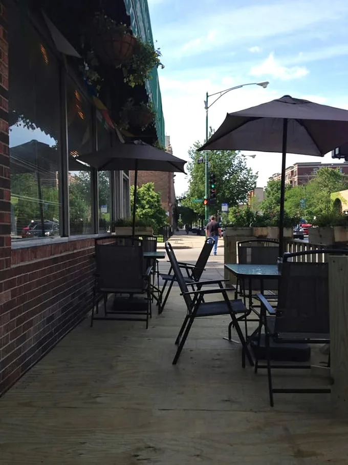 Summer in Chicago means sidewalk seating under those green umbrellas – turning breakfast into an urban picnic with city soundtrack included.