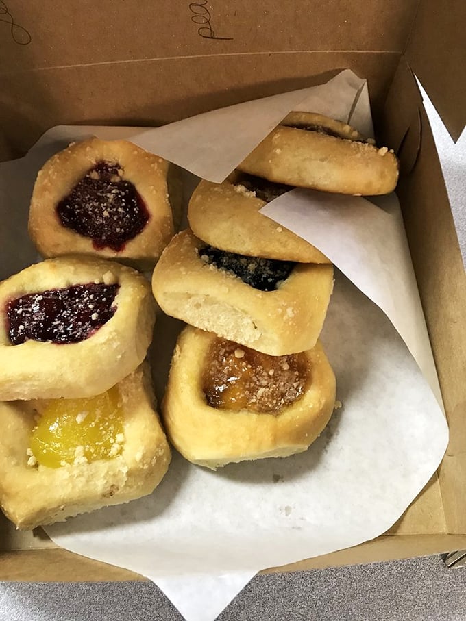 The breakfast sampler box – for when decision-making before caffeine is just too much to ask. A United Nations of pastry diplomacy.