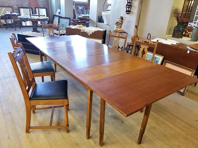Not just a dining set—it's a stage for Thanksgiving dinners, birthday celebrations, and late-night heart-to-hearts that shaped family histories across generations.
