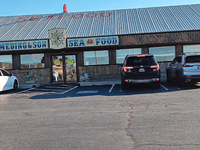 No valet parking, no reservations needed—just pull up, walk in, and prepare for a seafood experience that fancy restaurants can only dream about.