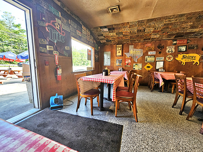 License plates on the ceiling, checkered tablecloths below—this is BBQ's natural habitat, where memories are made between bites.
