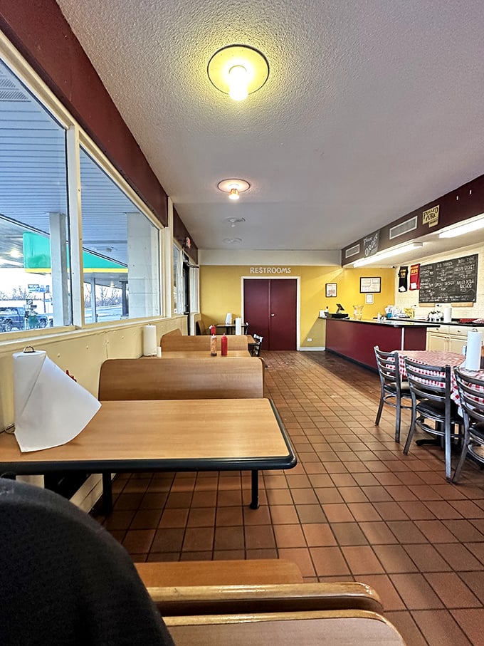 No-frills dining at its finest—where the only decoration needed is the aroma of smoked meat wafting through the air.