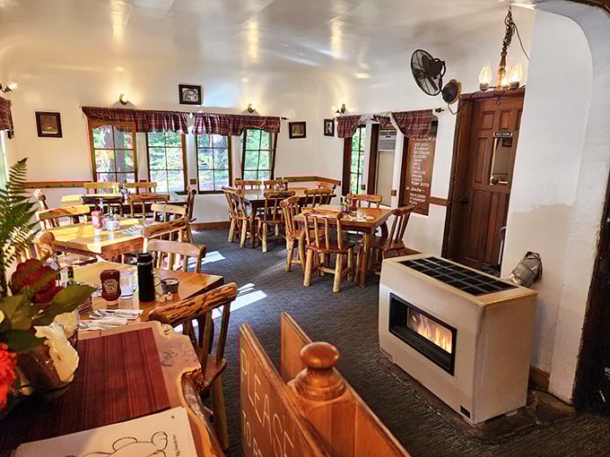 Step inside to a dining room where time slows down, wooden tables tell stories, and the aroma of pie makes decision-making deliciously difficult. 