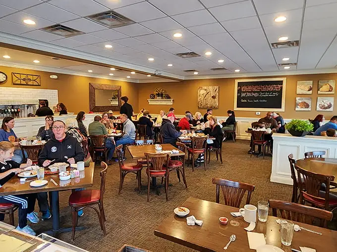 The bustling dining room hums with the symphony of clinking coffee mugs and satisfied conversation – breakfast theater at its finest.