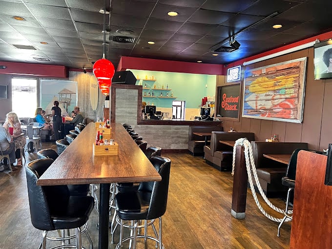 Inside, nautical touches and comfortable seating create that perfect "I've discovered something special" atmosphere. The rope details aren't just decorative—they're foreshadowing the seafood treasures to come.
