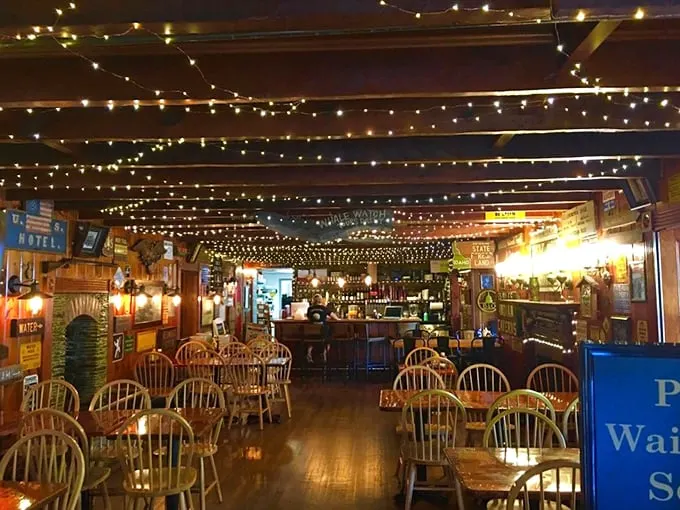 Twinkling string lights transform the wooden interior into an enchanted forest of culinary delights. Edison would be proud—and hungry.