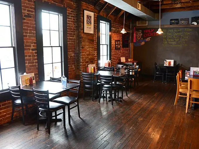 Exposed brick, wooden beams, and that unmistakable Chicago skyline silhouette – Rush on Main feels like a slice of Wrigleyville transported to small-town Indiana.