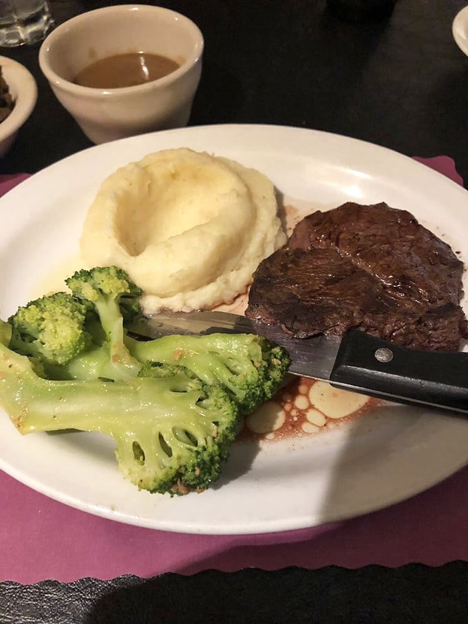 Simplicity perfected – a tender filet, cloud-like mashed potatoes, and broccoli that actually tastes good. No foam, no tweezers, just honest-to-goodness food.