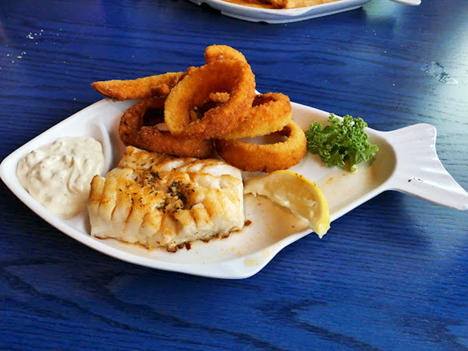 Fish and onion rings presented on a fish-shaped plate—someone at Mo's clearly understands the importance of thematic consistency in life's simple pleasures.