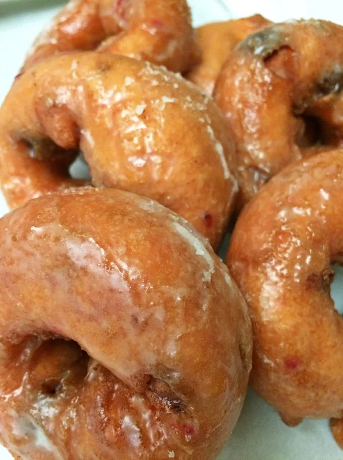 Powdered sugar blizzard meets perfect dough – this is what breakfast fantasies are made of. One bite and you'll understand why people line up before dawn. 
