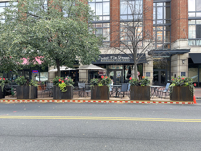 Sweet Fire Donna's sidewalk seating invites Alexandria to slow down and savor life one rib at a time.