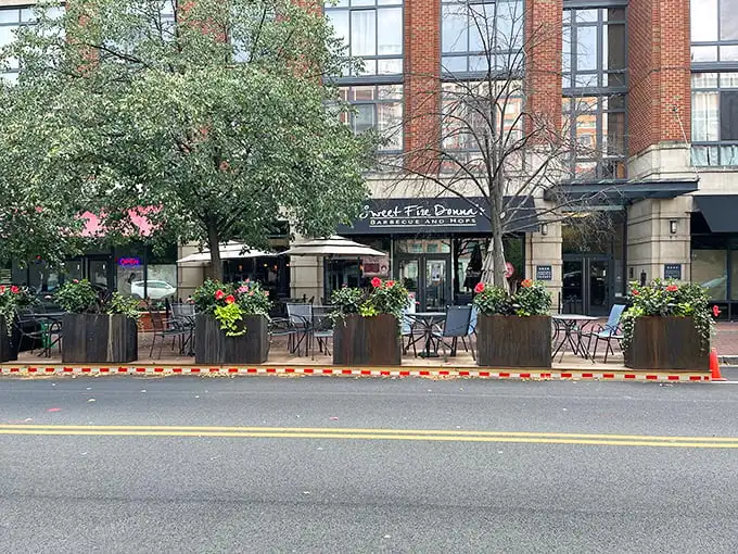 Sweet Fire Donna's sidewalk seating invites Alexandria to slow down and savor life one rib at a time.