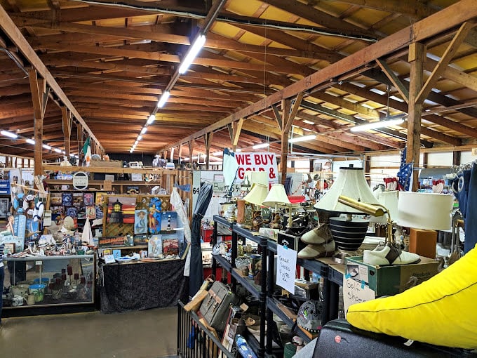 Wednesday and Saturday magic! Jamie's outdoor vendors create a bargain hunter's playground where one person's castoffs become another's treasures.