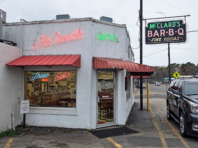 McClard's unassuming white exterior is the culinary equivalent of a poker face—hiding flavor bombs that'll blow your mind.
