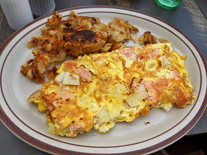 Western omelettes like this one don't just feed the body—they nourish the soul with that perfect balance of eggs, ham, and vegetables.