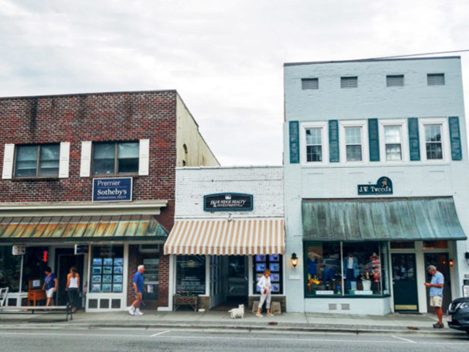 These storefronts don't just sell merchandise—they sell the dream of mountain living, complete with friendly shopkeepers who remember your name.