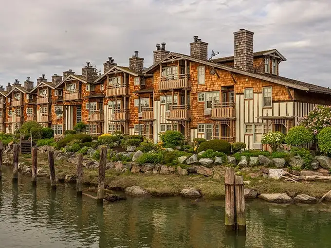 The Channel Lodge embraces the waterfront with cedar-shingled arms, practically hugging the Swinomish Channel.