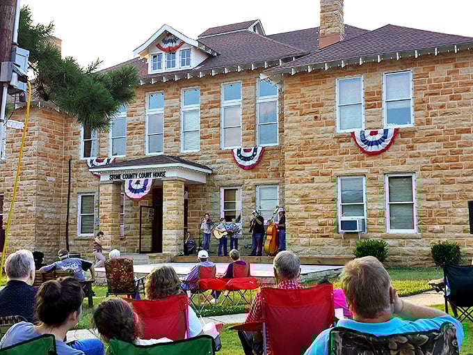The courthouse doesn't just dispense justice—it hosts impromptu concerts where locals share tunes passed down through generations.