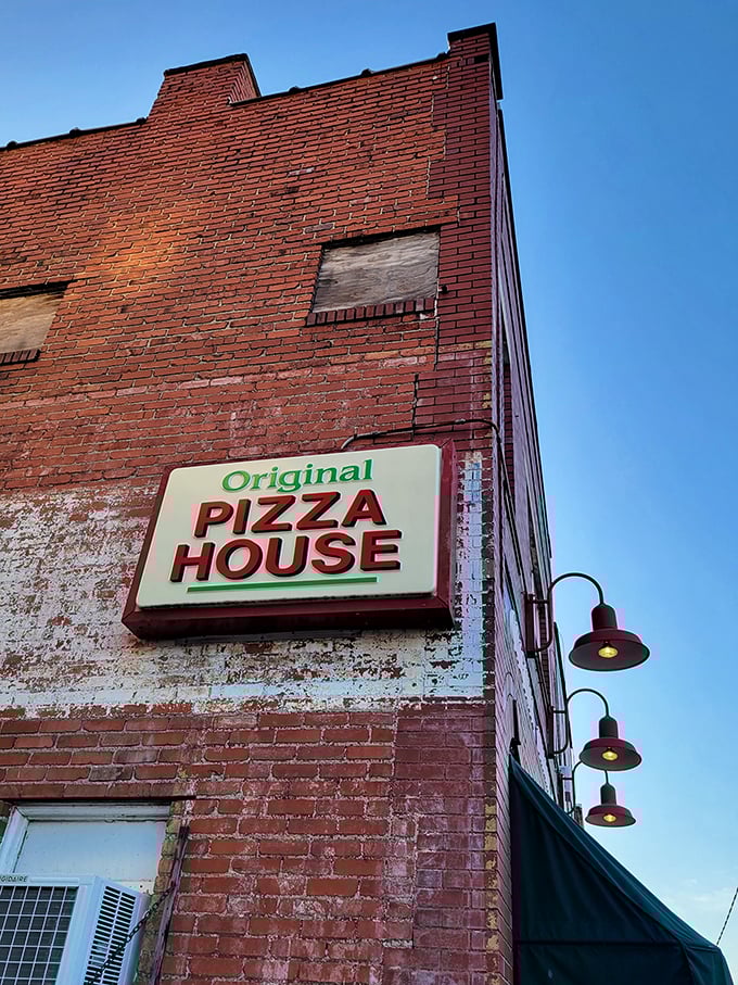 Those vintage red lamps aren't just for show – they're warming up your slice of Ambridge pizza heritage.