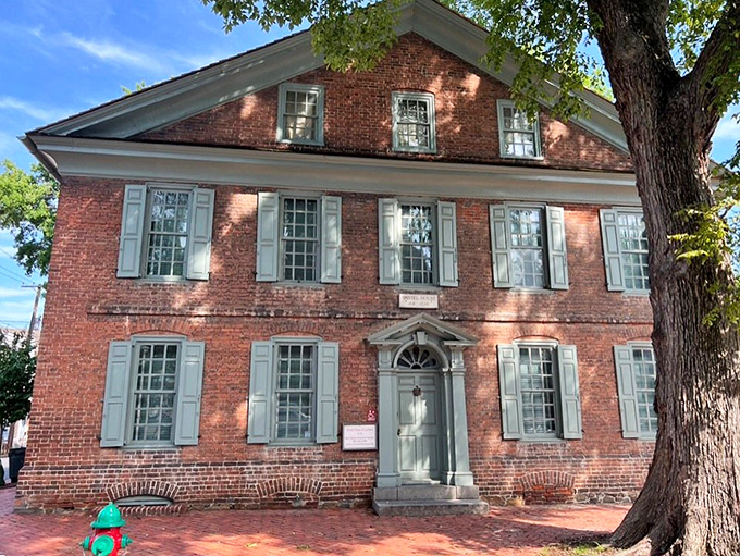 This isn't just any old courthouse – it's where Delaware declared independence from both Pennsylvania and Great Britain. Talk about an overachiever!