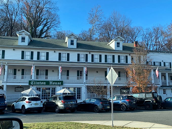 A historic facade where George Washington probably didn't sleep, but would certainly have stopped for dinner.