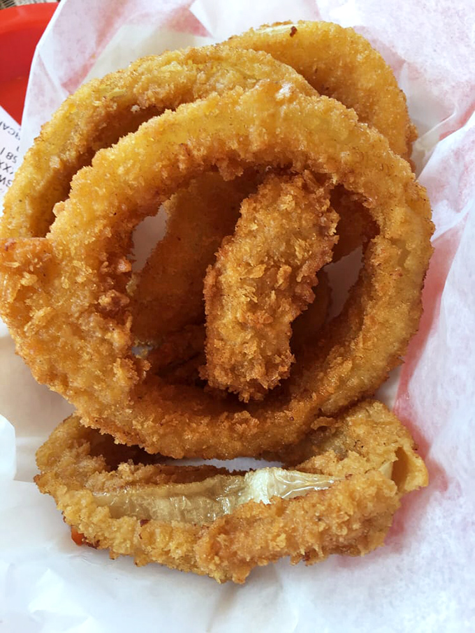 Onion rings with the perfect crunch-to-tenderness ratio – the gold standard by which all other rings should be measured.