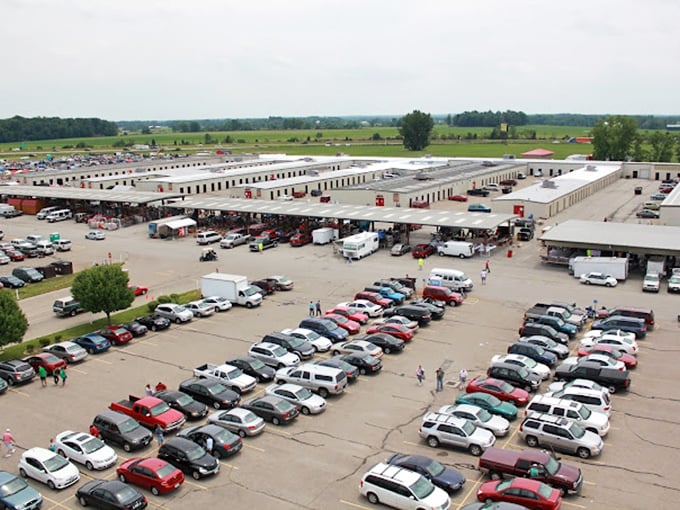 Rain or shine, the deals are fine! Caesar Creek's massive indoor/outdoor complex keeps bargain hunters happy regardless of weather.