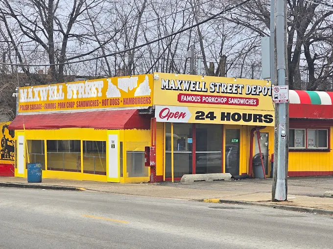 Maxwell Street Depot's 24-hour promise means your late-night seafood cravings never have to go unsatisfied again.