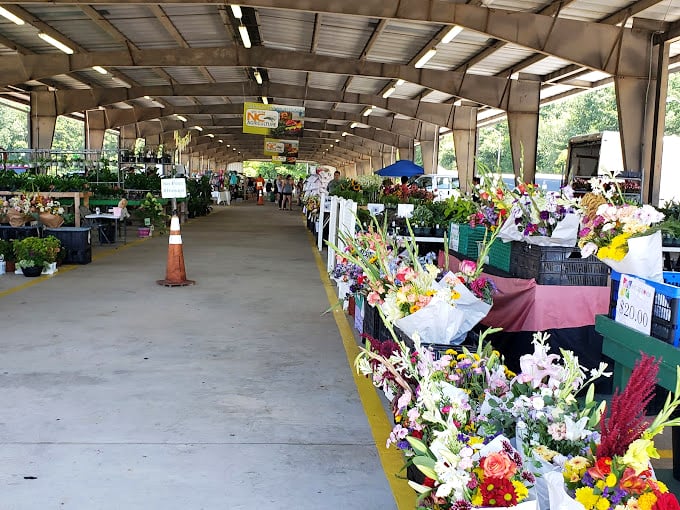 Where farm-fresh isn't just a marketing slogan—it's a vibrant, colorful reality that makes grocery store produce seem like distant relatives.